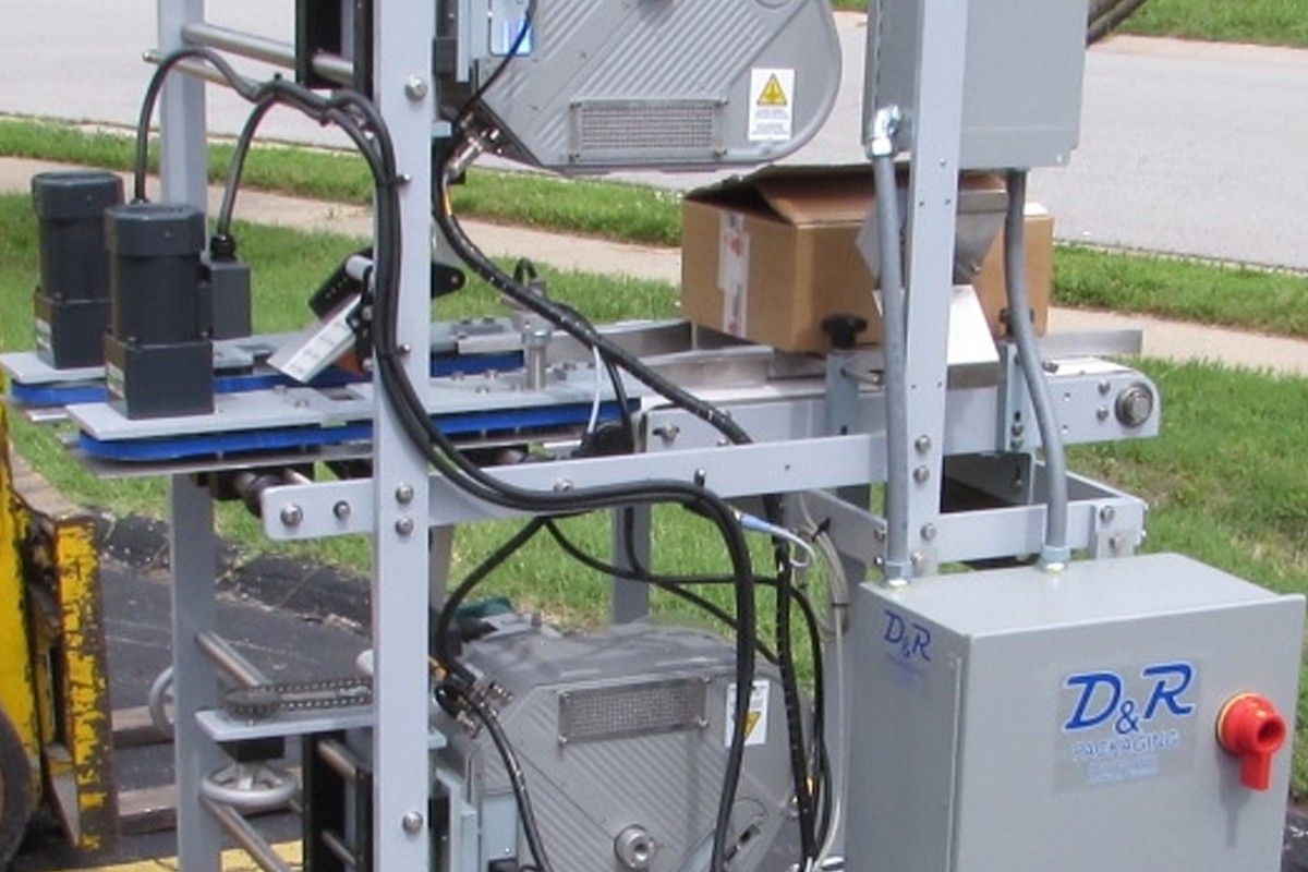 Top – Bottom Labeler with Gang of Conveyors and Hugger Belts - D & R ...